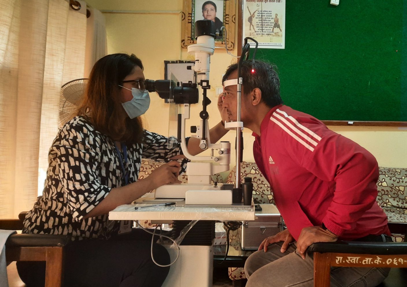 विश्व दृष्टि दिवसको अवसरमा स्वास्थ्य पत्रकारहरुको आँखा जाँच – Nepali Health